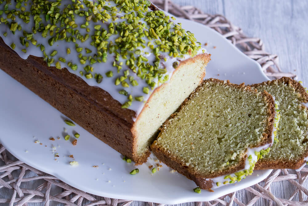 Avocado Kuchen mit Mandeln, Pistazien und Limettenguss
